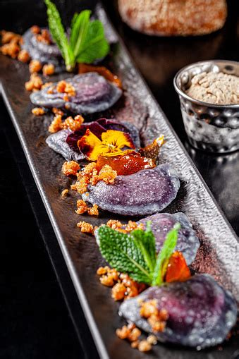 유럽 스타일의 우크라이나어 요리 체리 설탕에 절인 오렌지와 식용 꽃 달콤한 만두 레스토랑에서 아름다운 서빙 배경 이미지 복사 공간 텍스트 건강한 식생활에 대한 스톡 사진 및