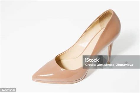 베이지 색 하이힐 여성 특허 가죽 신발 흰색 배경에 격리 된 닫아 패션 여성 신발 액세서리입니다 선택적 초점 바닥에 여성 신발 공간을 복사합니다 맨 위 보기 0명에 대한