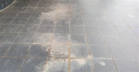 7 Cara Hilangkan Kesan Simen Pada Jubin Dan Punca