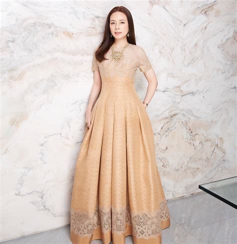 ปักพินโดย Wilawan ใน Thai Silk แฟชั่น ชุดราตรี ลูกไม้