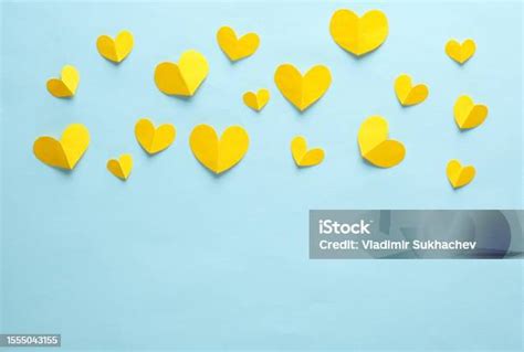 파란색 바탕에 종이로 자른 노란색 하트 사랑 낭만적인 개념 창의적인 레이아웃 평면도 복사 공간 감정에 대한 스톡 사진 및 기타 이미지 Istock