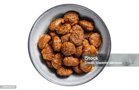 로즈마리를 곁들인 다진 쇠고기와 돼지 고기로 만든 토마토 소스에 구운 미트볼 고립된 흰색 배경입니다 평면도 0명에 대한 스톡 사진 및 기타 이미지 Istock