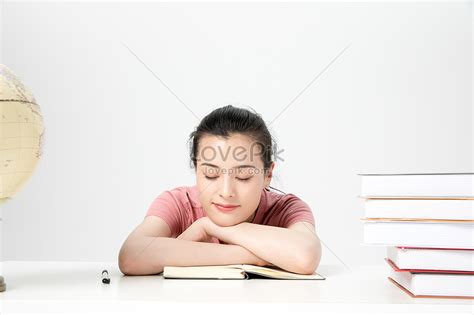 젊은 여성 학생 책상 수면 휴식