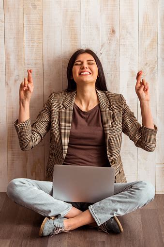 세련된 비즈니스 여자아이 및 전자 기기를 출시 직후 구입하는 편이다 경영자에 대한 스톡 사진 및 기타 이미지 경영자 귀여운 긍정적인 감정 표현 Istock