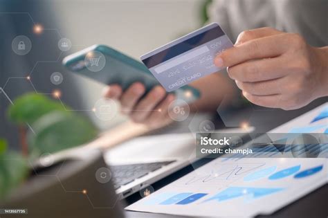 온라인 쇼핑을위한 기술 아이콘이있는 스마트 폰에서 신용 카드 타이핑 메시지를 들고있는 여성 손의 클로즈업 샷 30 34세에 대한 스톡 사진 및 기타 이미지 Istock