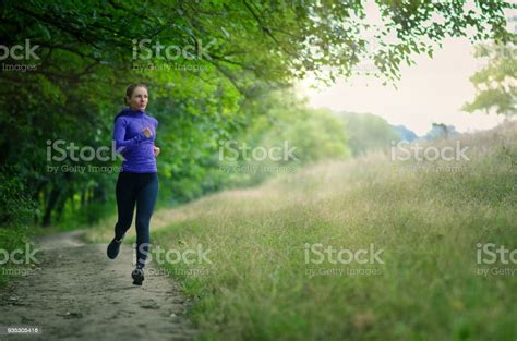 블랙에서 젊은 슬림 러너 스포츠 Leggins 및 빠른 블루 자 켓 아름 다운 녹색 숲에 경로 따라 실행 됩니다 달리기에 대한 스톡 사진 및 기타 이미지 Istock