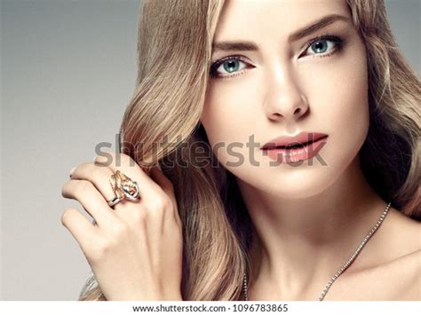 Amazing Woman Portrait Beautiful Girl Long库存照片1096783865 Shutterstock