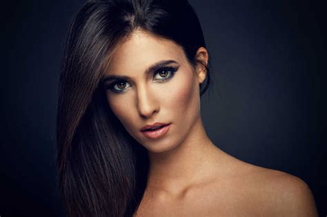 年轻的女子的肖像图片 直发的年轻女子素材 高清图片 摄影照片 寻图免费打包下载