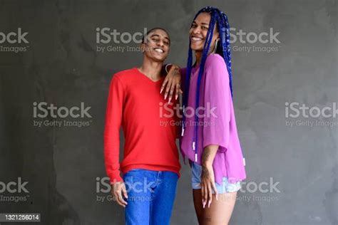 발렌타인 데이에 식사에서 비 이진 사람과 트랜스 젠더 여성 커플에 대한 스톡 사진 및 기타 이미지 커플 넌 바이너리 젠더 라틴 아메리카 히스패닉 민족 Istock