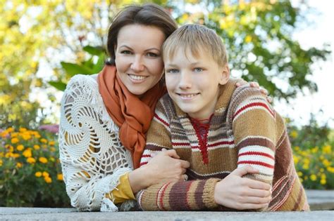 Hermosa Madre Con Hijo En El Parque De Otoño Foto Premium
