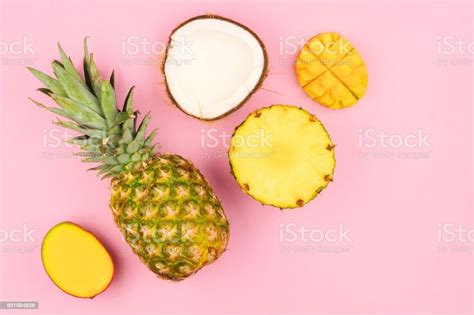 열 대 과일 플랫 파스텔 핑크 바탕에 누워 코너 방향입니다 망고에 대한 스톡 사진 및 기타 이미지 망고 파인애플 코코넛 Istock