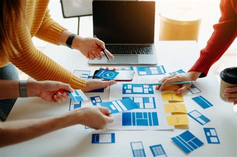 ux developer and ui designer brainstorming about mobile app interface