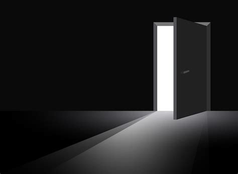 열린 문에서 나오는 빛 무료 사진