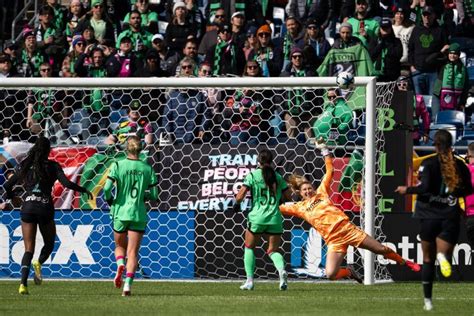 Nwsl 2026 Opening Weekend Big Comebacks Red Cards And Packed Stadiums