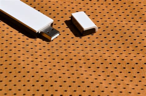 Usb高清图片 现代便携式 Usb Wi Fi 适配器放置在聚酯尼龙纤维制成的橙色运动服上 产品实拍免费下载格式2600像素编号
