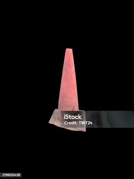 오래 된 주황색 교통 원뿔은 검은 배경에 고립되어 있습니다 도로 원뿔 고속도로 원뿔 안전 원뿔 주의 원뿔 임시로 트래픽 리디렉션 거리에 대한 스톡 사진 및 기타 이미지