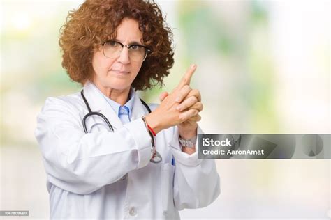 격리 된 배경 손 제스처와 상징 총을 들고 죽이 사격 무기 성 난 얼굴 위에 중간 어른 수석 의사 여자 가리키기에 대한 스톡 사진 및 기타 이미지 Istock