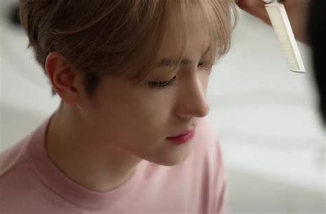 위에서 바라보는 얼굴 너무 아름다움 코이 Lekoi913