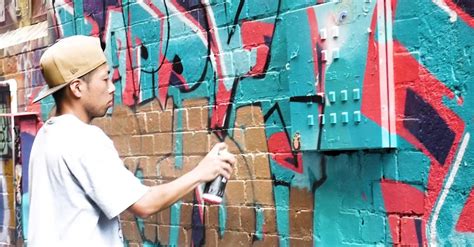 거리 벽화 거리 예술 겁내는 고물 골목 공예 관념적인 구성 그래피티 그래피티 아티스트 그런지 그림 금속 기술 낙서 예술 남성 남자 놀라운