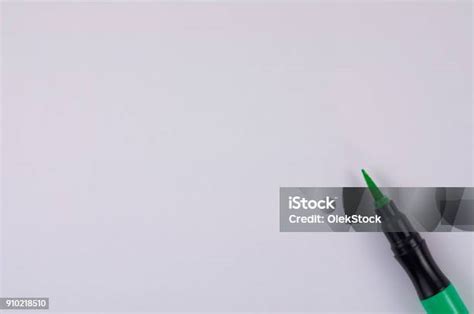 흰색 배경 복사 공간에 하나의 새로운 부드러운 녹색 마커 브러시 검은색에 대한 스톡 사진 및 기타 이미지 검은색 교육 녹색 Istock