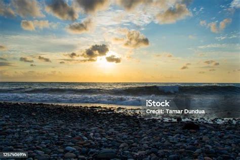 바다와 파도 폭풍우 날씨 파도와 바투미 조지아에서 튀는 폭풍우 흑해 물 배경 0명에 대한 스톡 사진 및 기타 이미지 0명 구름 구름이 짙게 낀 하늘 Istock