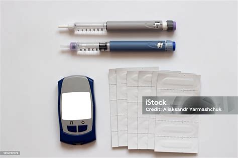 인슐린 짧은 긴 포도당 미터 와 흰색 고립 된 배경에 테스트 스트립 모의와 당뇨병 환자를 위한 세트 건강관리와 의술에 대한 스톡 사진 및 기타 이미지 Istock