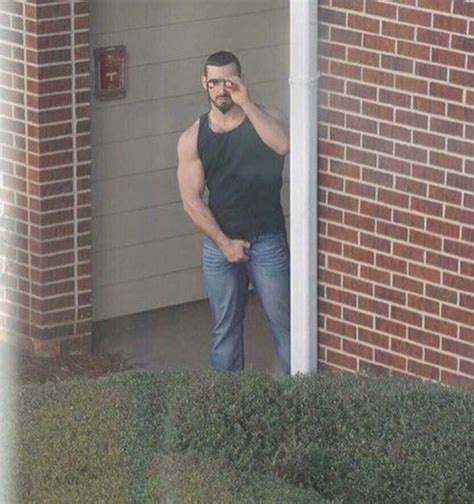 Создать мем мужчины парень с биноклем мем мужик с биноклем держится за штаны Картинки