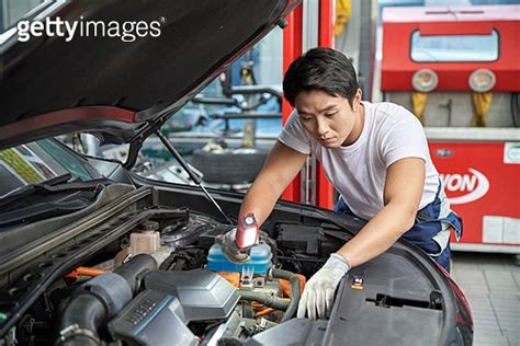 한국인 자동차정비소 정비소 자동차정비공 정비사 정비소 업무현장 자동차점검 후드장치 인조물건 엔진 이미지 Jv12498937 게티이미지뱅크