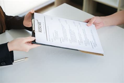 직무 개념면접 이력서 종이에 집중 준비된 숙련된 지원자의 좋은 이력서를 검토하는 고용주 지원서 를 고려한 채용 담당자 또는 채용 결정을 내리는 인사 관리자 감독에 대한 스톡