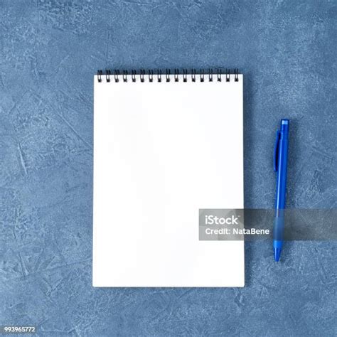 Notepad Terbuka Dengan Halaman Putih Bersih Di Atas Meja Batu Biru Tua