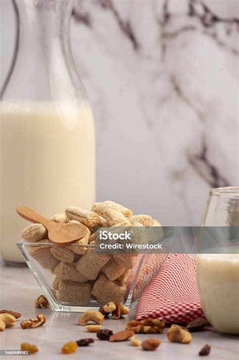 식탁에 놓인 시리얼 한 그릇과 우유가 담긴 유리병의 수직 근접 촬영 0명에 대한 스톡 사진 및 기타 이미지 0명 건강한 생활방식 견과 Istock