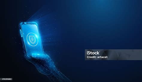 보안 기술 응용 프로그램에 의해 보호되는 손에 있는 로우 폴리 스마트폰의 추상 그림 와이어 프레임 메쉬로 전화 개념에 개인 정보 보호 및 안전 소프트웨어를 묘사하는 파란색