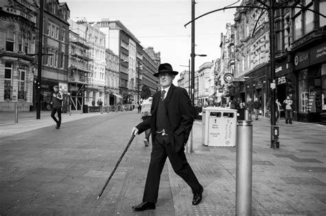 배경 화면 사람들 화이트 검은 단색화 초상화 시티 거리 도시의 건물 모자 도로 사진술 드레스 신사 정경 서 있는 영국 중심지 블레이저