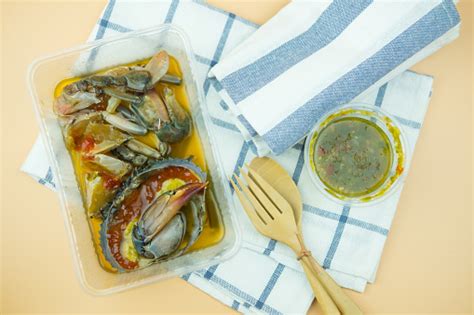 생선 소스 팩에 절인 게 달걀을 플라스틱 상자에 넣습니다 태국에서 이국적인 메뉴입니다 일회용 플라스틱 용기에 절인 게 알을 분리 바다 식품 산업 0명에 대한 스톡 사진 및