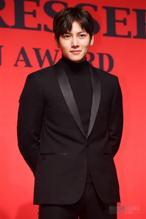 《七次的初吻》池昌旭黑色西装亮相 笑容温暖【组图】北京时间