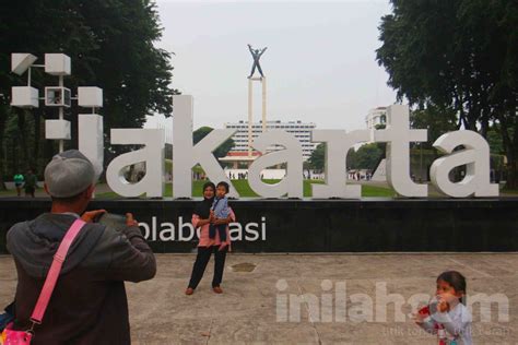 Foto Menikmati Libur Lebaran Di Taman Lapangan Banteng