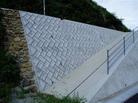 自立式間知ブロック｜高知県須崎市の松井ブロック有限会社｜i型ブロック、アントラーブロック、自立式間知ブロック、環境保全型ブロックなどの各種