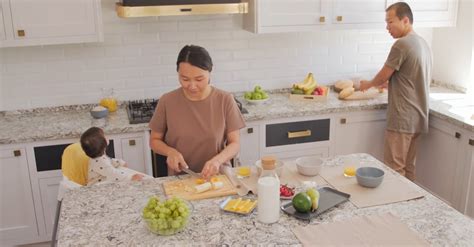 가스 난로 가정 생활 가족 가족 시간 가족 식사 가족 유대 건강한 건강한 식생활 과일 과일 플래터 기쁨 단란함 도마 먹는 먹여주는 모듈 식의