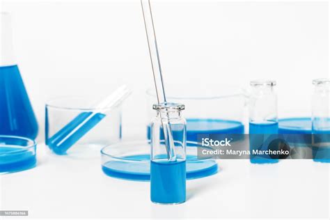 파란색 파란색 액체가 든 실험실 병 피펫 유리관 실험실 유리 제품을 배경으로 페트리 접시 플라스크 시험관 흰색의 밝은 배경 0