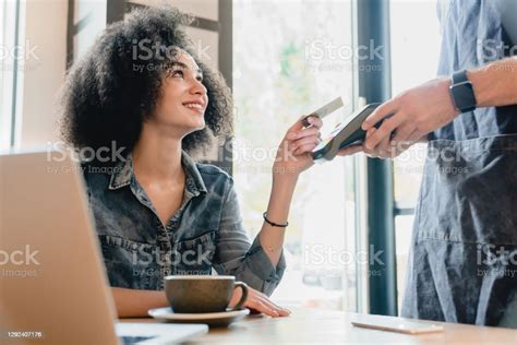 카페에서 스 와이프 기계에 신용 카드로 지불 젊은 매력적인 아프리카 여성 20 24세에 대한 스톡 사진 및 기타 이미지 20 24세 25 29세 30 39세 Istock