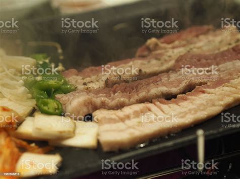 구운 돼지고기는 태국 스타일로 팬에 돼지 고기 닭고기 및 기타 고기와 태국 뷔페 황동 바베큐 팬 돼지 고기 그릴 바bq 태국