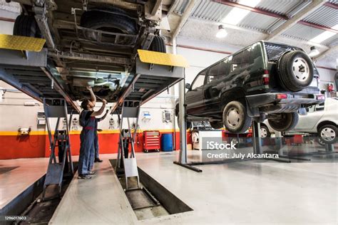 자동차 엘리베이터 정비사는 산업용 자동차의 밑면을 점검하고 섀시와 차축을 리프팅 벤치에서 확인합니다 차에 대한 스톡 사진 및 기타 이미지 Istock