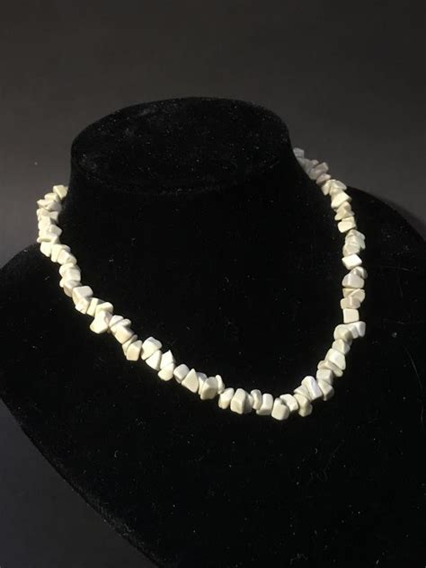 Намисто з каменю пісочного кольору — ціна 110 грн у каталозі Кольє і