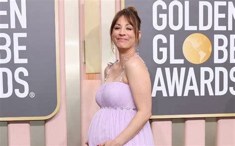 Kaley Cuoco Presume Su Embarazo En Alfombra Roja De Los Globos De Oro
