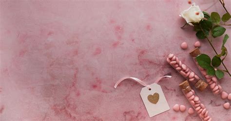 분홍색 구슬과 흰 장미가 있는 분홍색 대리석 테이블 사진 Unsplash의 로맨틱한 배경 이미지