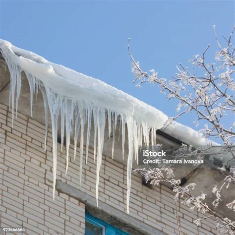 크고 날카로운 차가워요 지붕에서 만요 지붕에 고 하 드 위험한 름 0명에 대한 스톡 사진 및 기타 이미지 0명 겨울 결정체 Istock