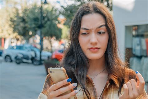 14 Practical Tips For Permanently Cutting Ties With Someone