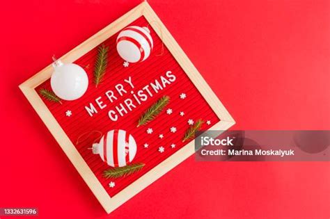 붉은 나무 판에 흰색 글자로 만든 메리 크리스마스 텍스트 빨간 배경에 전나무 나무 Brabches 2022년에 대한 스톡 사진 및 기타 이미지 Istock