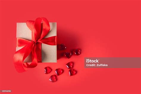 빨간 배경에 선물 상자와 발렌타인 데이 인사말 카드 인사말을 위한 공간을 복사합니다 개념에 대한 스톡 사진 및 기타 이미지 개념 공휴일 긍정적인 감정 표현 Istock