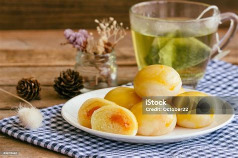 달콤한 녹두와 소금에 절인된 계란 중국 생 과자 문 케이크 또는 중국 과자 녹두 반죽으로 가득 하 고 녹차와 함께 계란을 소금 맛 있는 수 제 중국 과자 제공 준비가 0명에